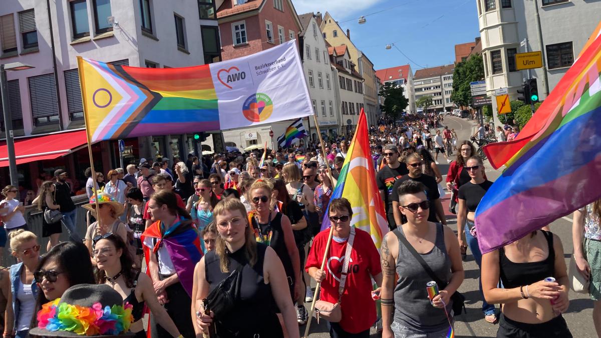 Größte Regenbogenflagge Deutschlands: Bei der CSD-Parade 2026 in Ulm ...