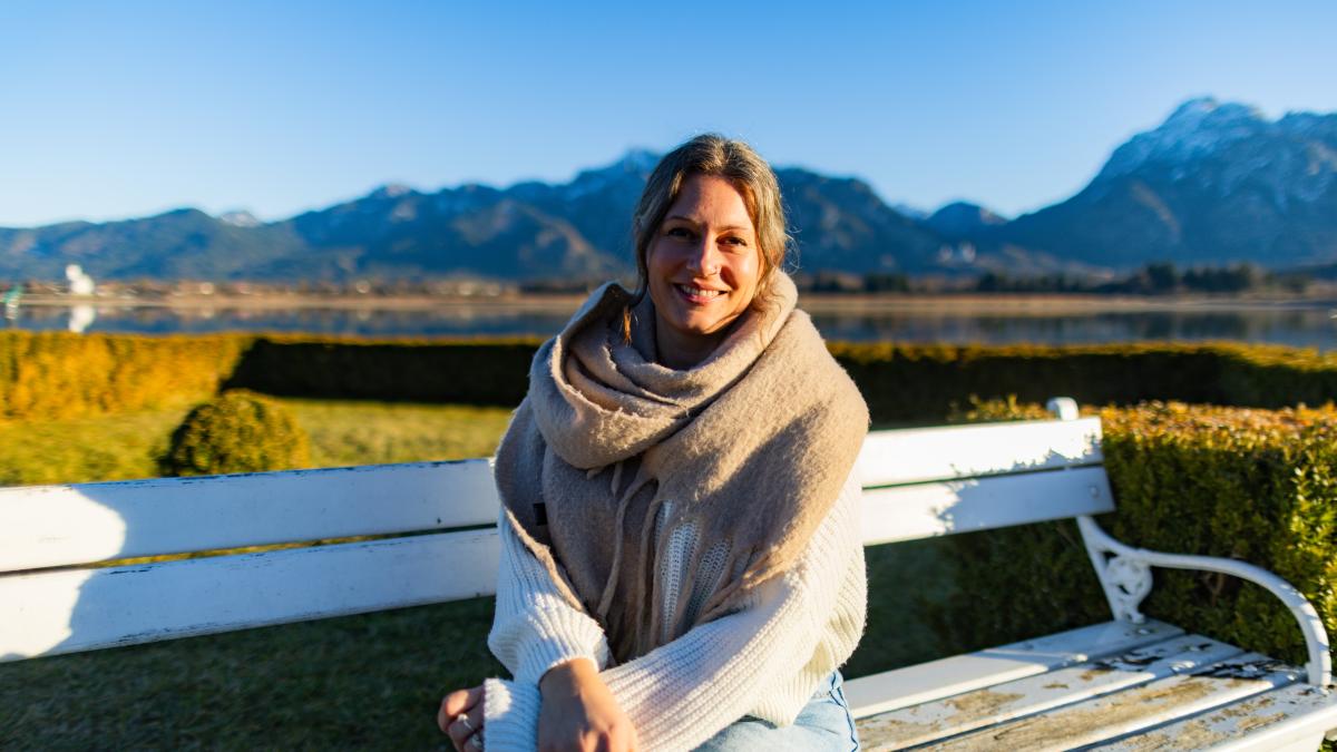 Julia Haug: Trauerrednerin und Musicalsänger im Festspielhaus Füssen.