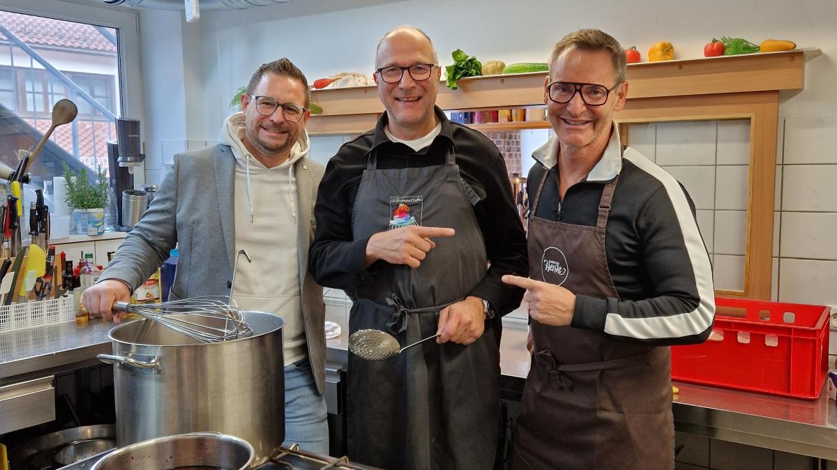 Traditionelle Kochaktion in Kempten mit Christian Henze und Alexander ...