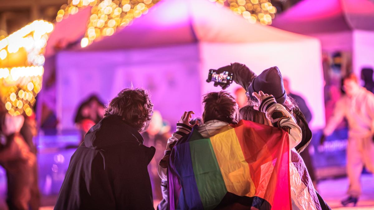 Karlsruhe: Eisig, rutschig und bunt: So schön war "Pride on Ice" in ...