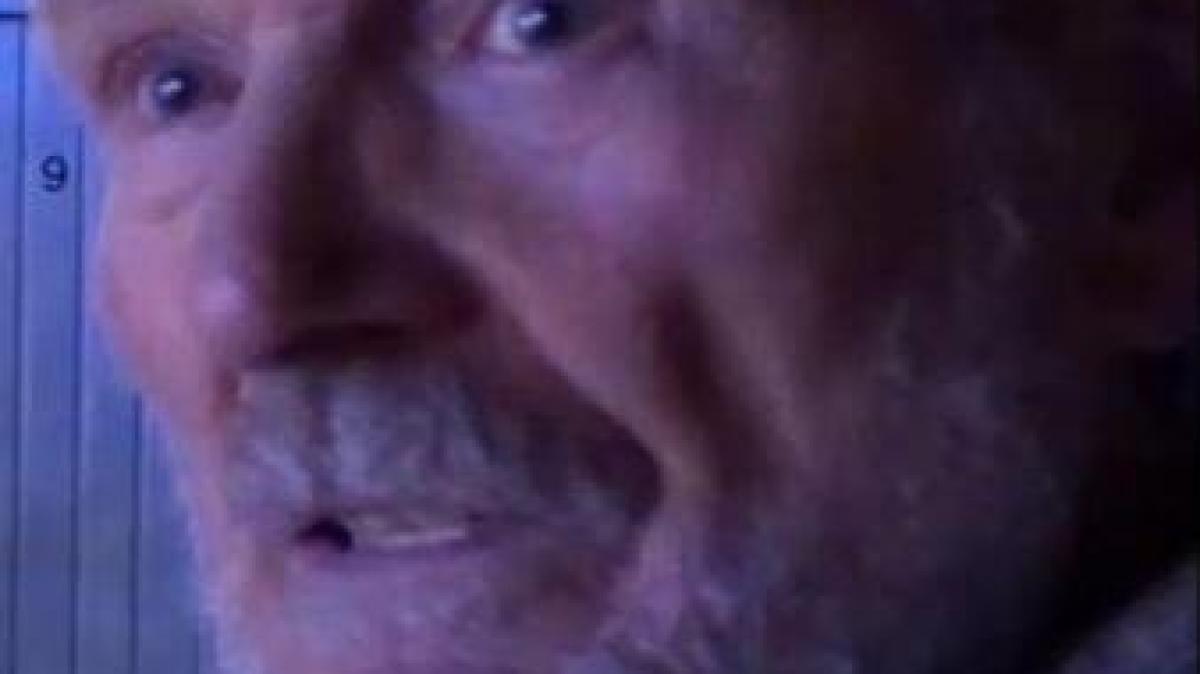 Video: Holzhaus steht in Flammen – Ehepaar verletzt