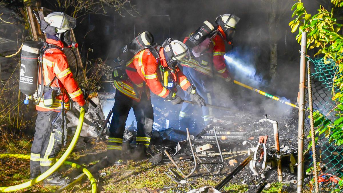 Wohnwagen-Brand Karlsruhe: Flammen erfassen Baum und Zaun