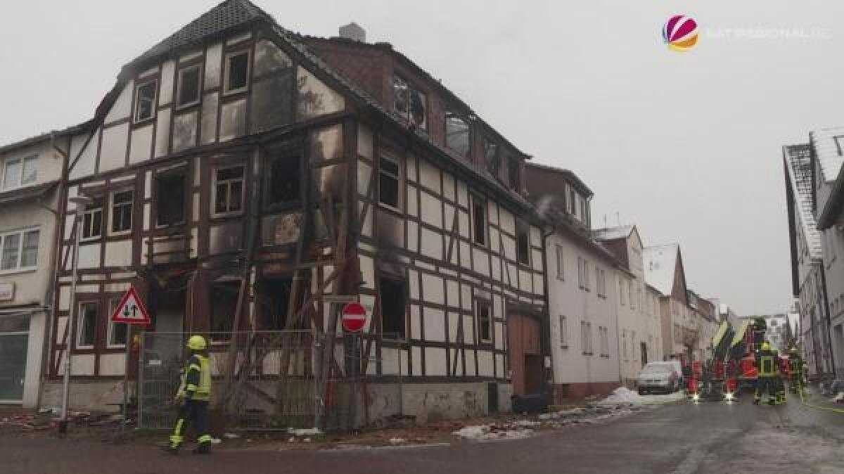 Video: Großbrand in Holzminden: Altes Fachwerkhaus in Flammen