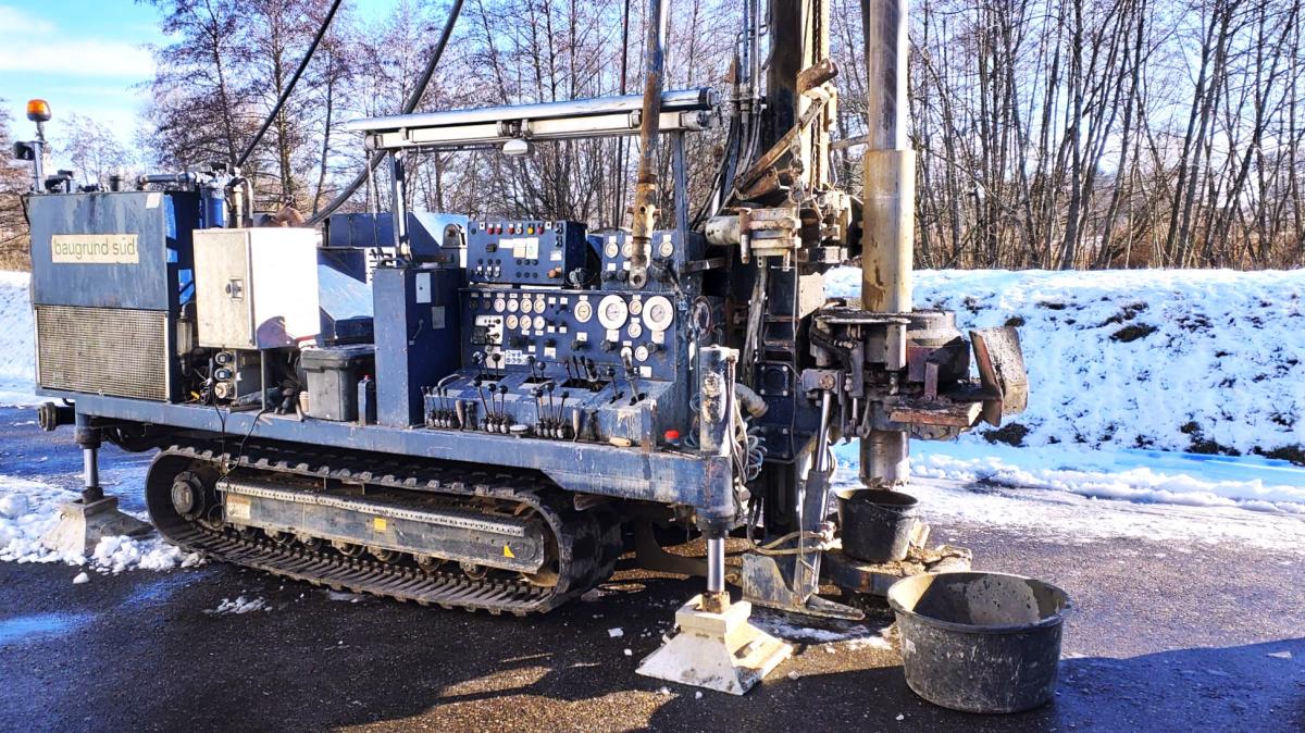 Buttenwiesen: Bohrgerät untersucht Deich vor geplanter Sanierung