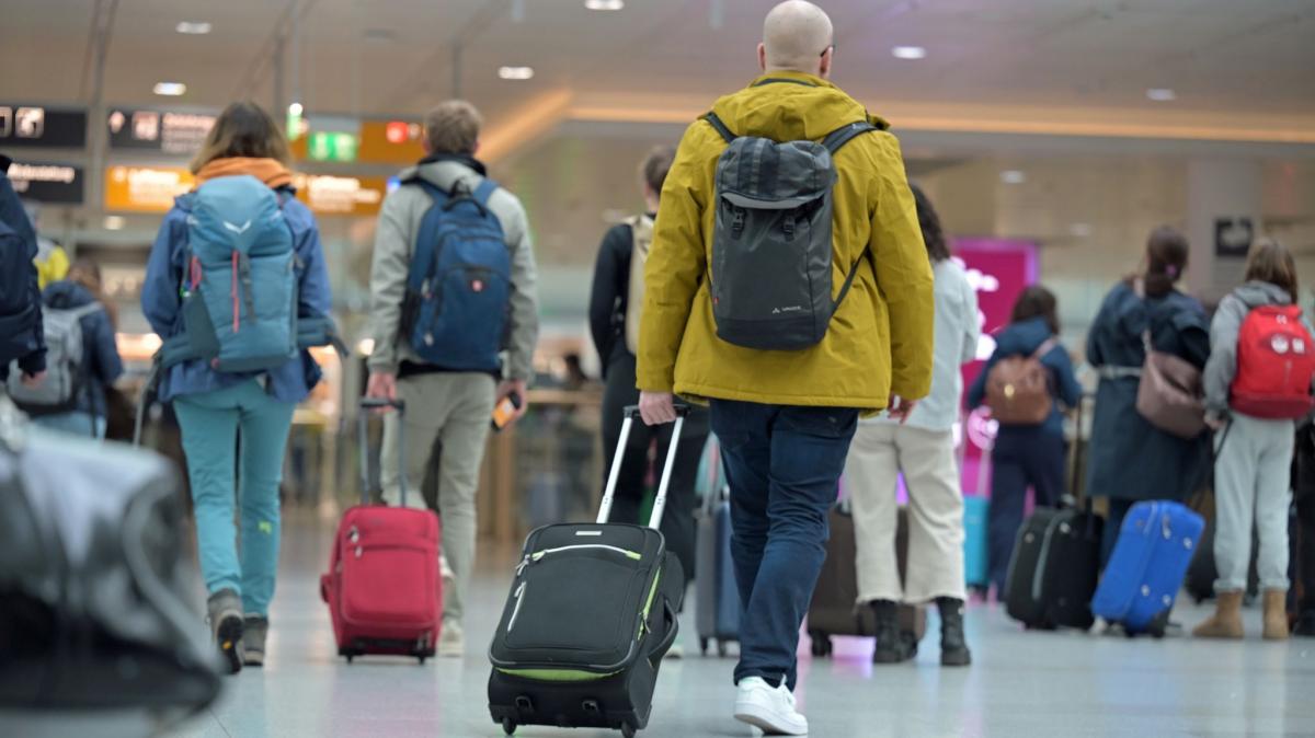 Lufthansa schafft kostenlosen Handgepäck-Koffer ab: Das müssen Reisende ...