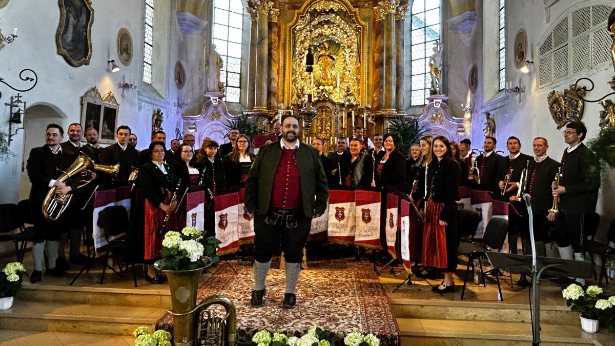 Beim Jahreskonzert in Haselbach feiern Musiker und Gäste die Blasmusik ...