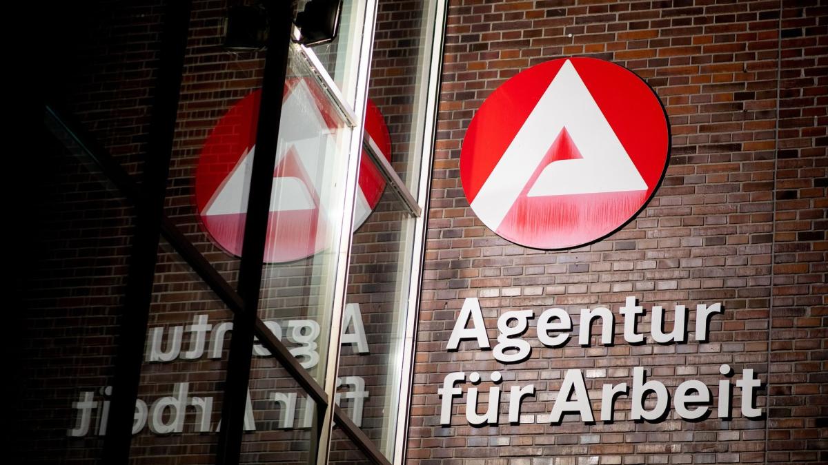 Arbeitsmarkt: Zahl der Arbeitslosen sinkt im April geringfügig