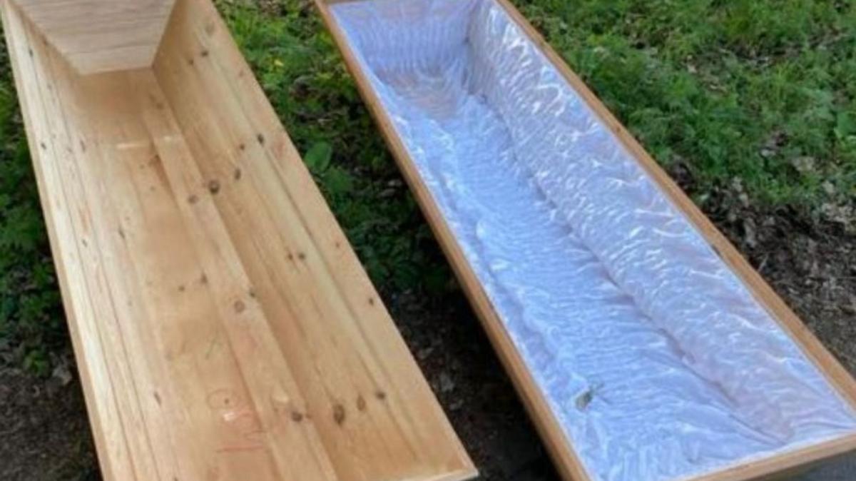 Ungewöhnlicher Fund: Leerer Sarg im Main stellt Polizei vor Rätsel