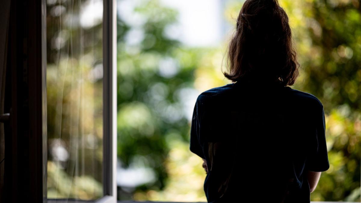 Schulen: Sticker und Plakate mit Hilfenummer: Mehr Schutz für Schüler