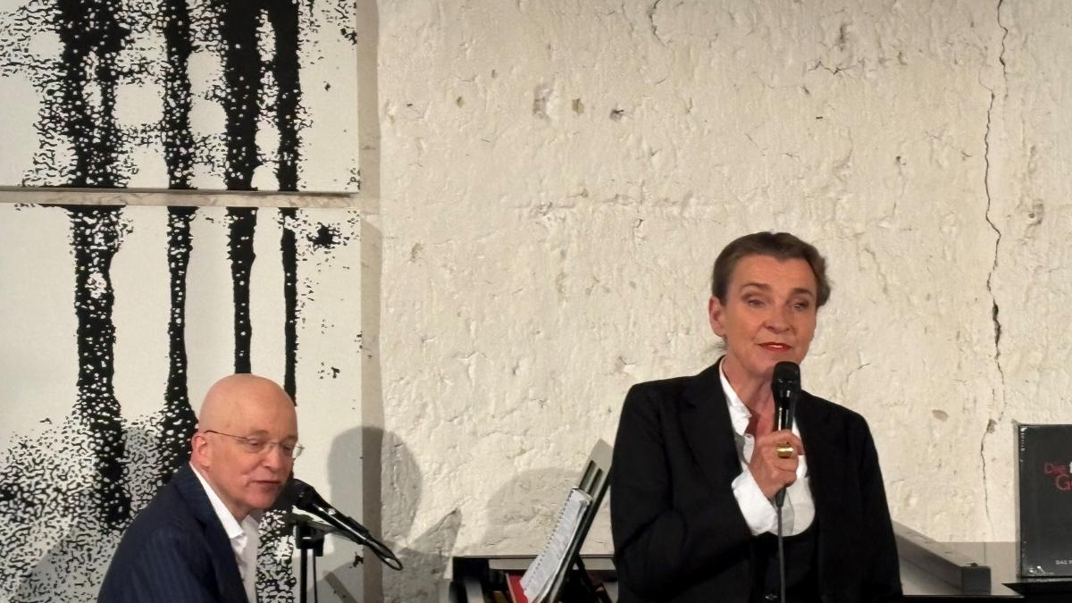 Tina Teubner beeindruckt mit Kabarett und Musik im Reimlinger Kulturstadl
