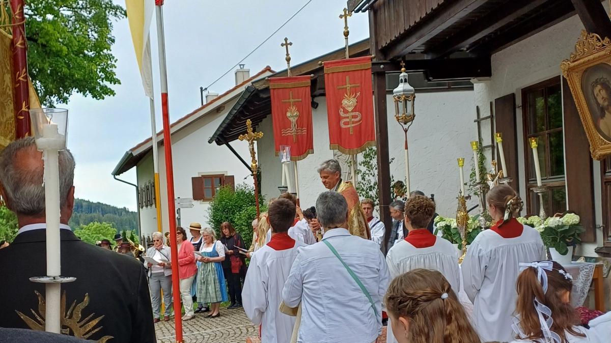 Fronleichnam vereint Gläubige in Seeg bei feierlicher Prozession
