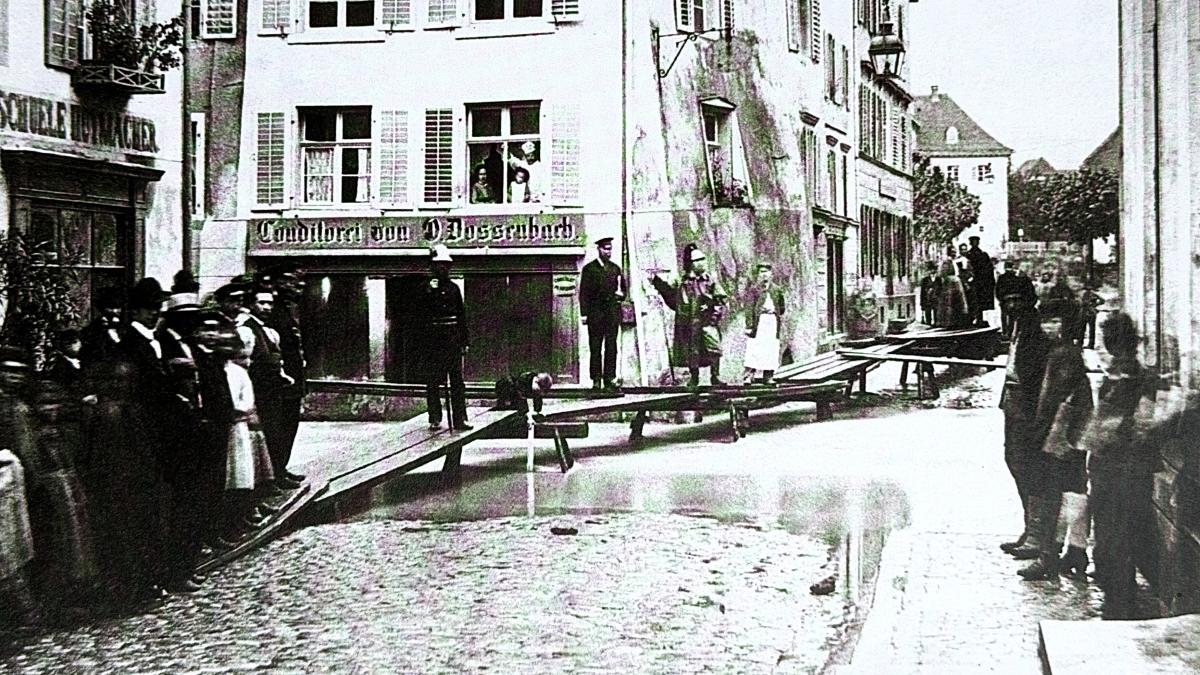 Im Jahr 1876 tritt der Rhein über die Ufer und setzt Säckingen unter Wasser
