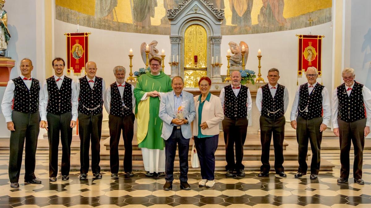 Franz Reißner erhält den Jakobsbecher der Pfarrei St. Jakob