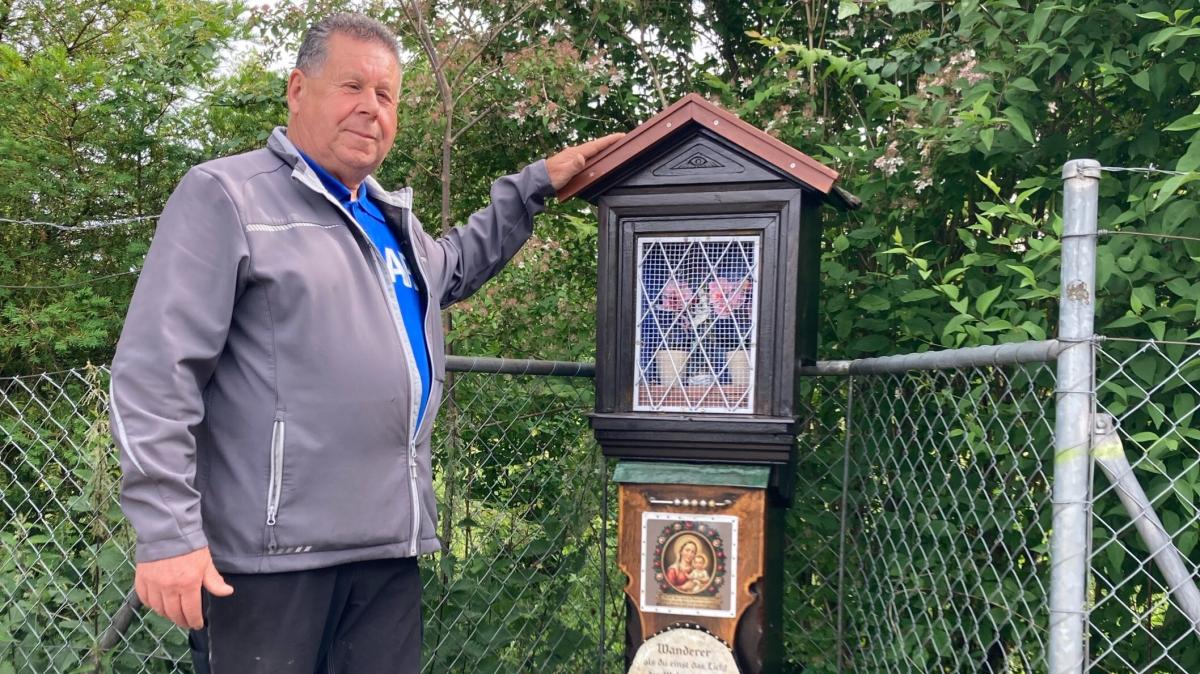 Paul Blinia renoviert Andachtsstätte am Dießener Von-Schorn-Weg
