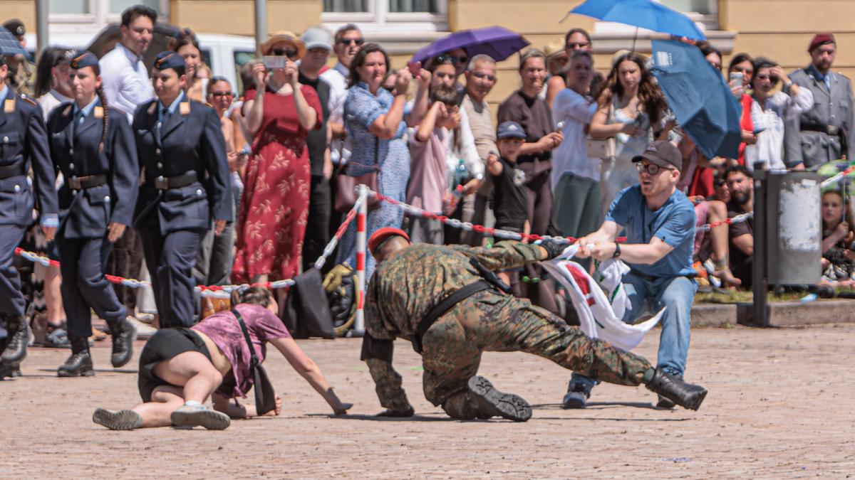 Karlsruhe: Helikopter über Schlossplatz während Soldaten-Gelöbnis